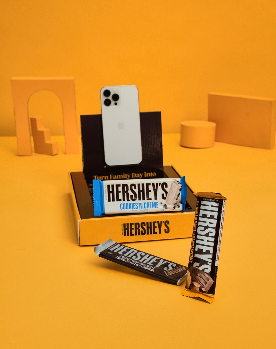 Hershey helps families take selfies ahead of the holiday » Strategy